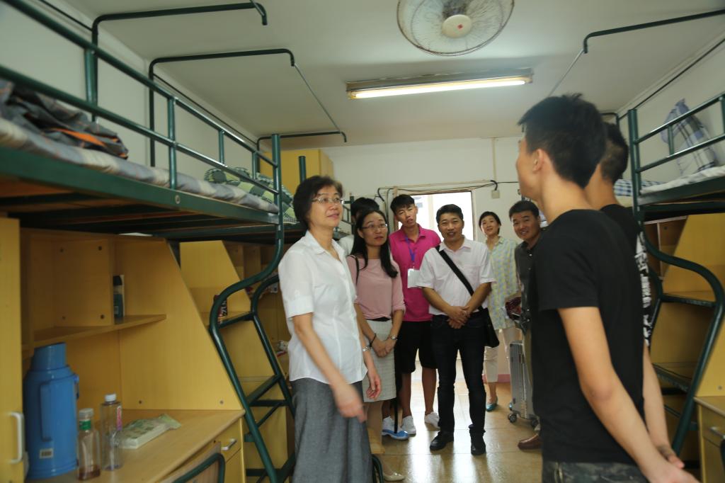 2017级1600余名新生顺利入学 院领导深入宿舍慰问学生-党委学生工作部（学生处）、研究生工作部、武装部